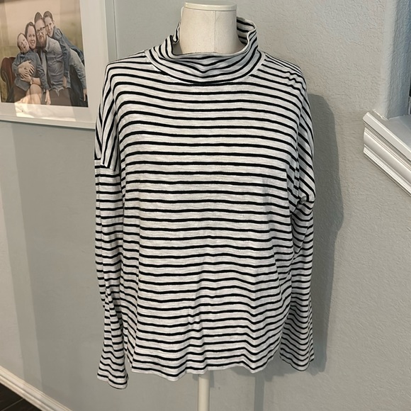 LOFT | Tops | Loft Tee | Poshmark